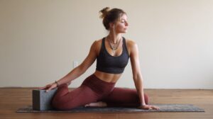 How to Use Yoga Blocks - Exercises for Strength, Stretching & Support ...